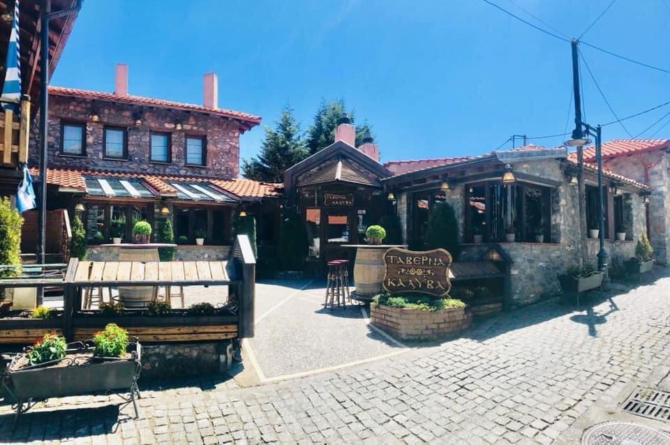 Η "Καλύβα" στον Παλιό Αγιο Αθανάσιο είναι λίγο πιο... πάνω από ταβέρνα ...