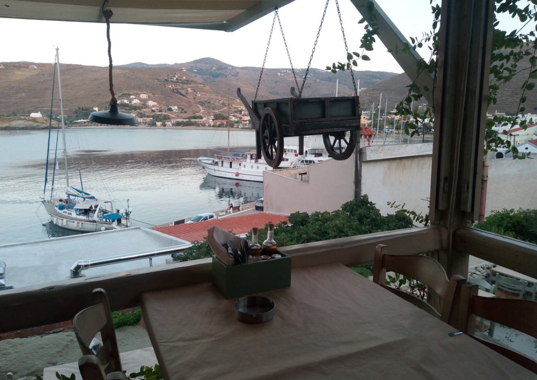 "Το στέκι του Στρογγύλη" στη Τζια έχει γεύση, ποικιλία και μοναδική θέα ...